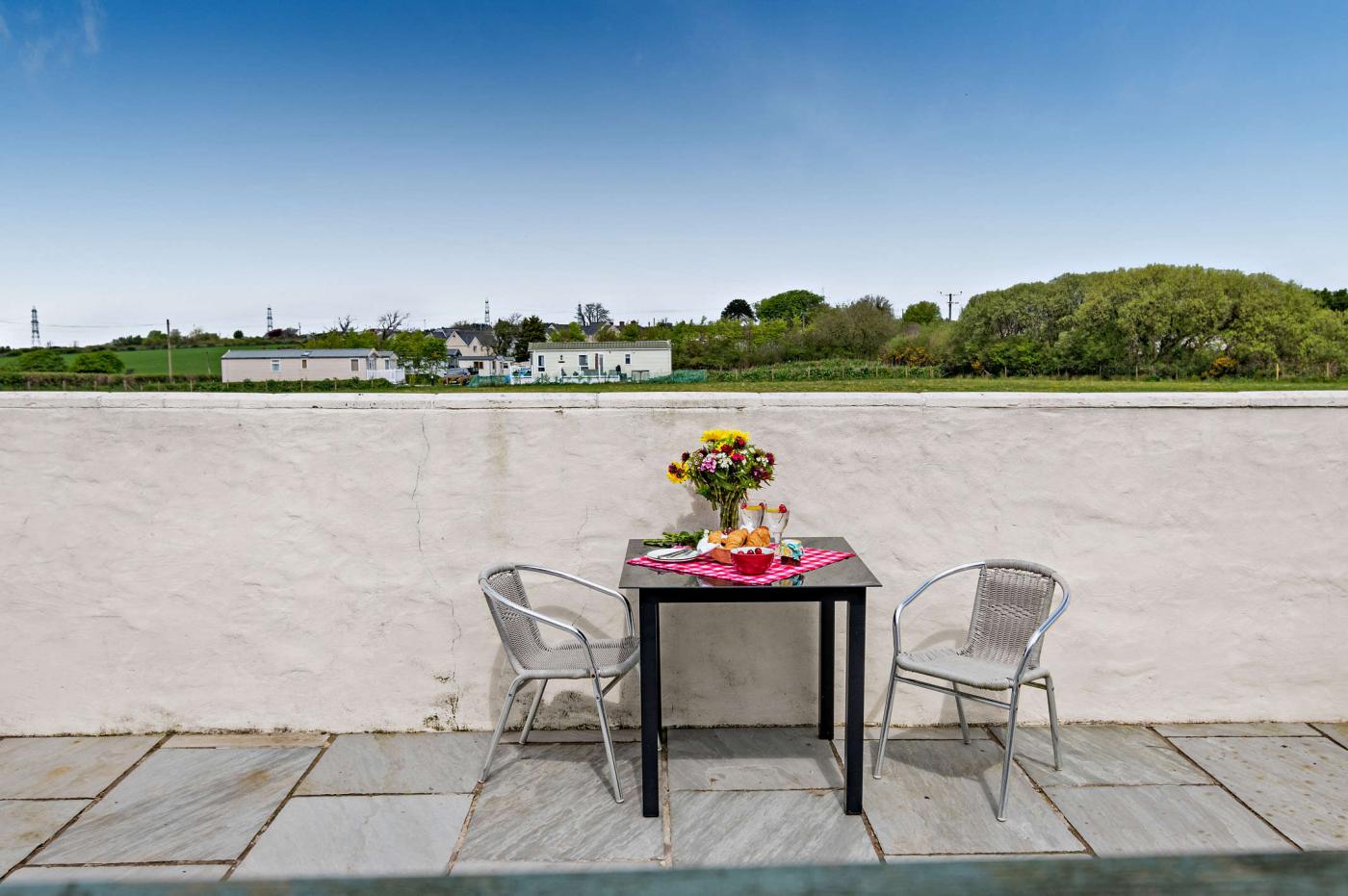 1 Bedroom Cottage in Red Roses - Dog Friendly Holiday Cottage in Red ...