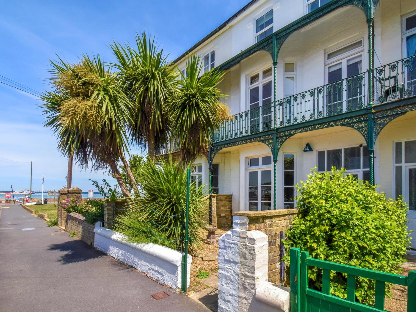 4 Bedroom Cottage in East Cowes - Dog Friendly Holiday Cottage in East ...