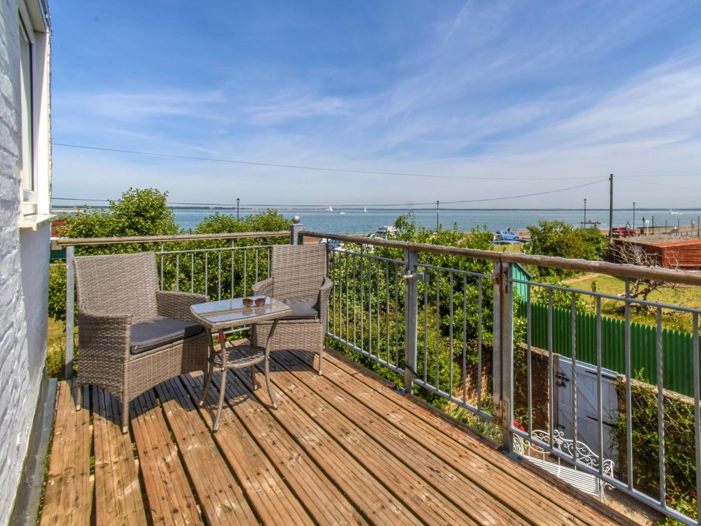 4 Bedroom Cottage in East Cowes - Dog Friendly Holiday Cottage in East ...