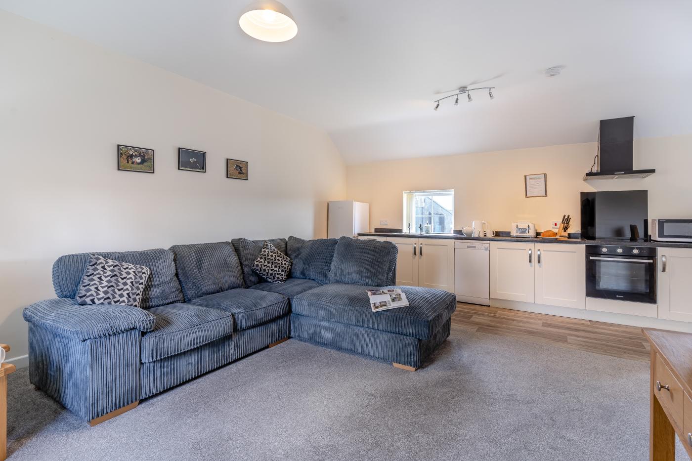 2 Bedroom Cottage in Red Roses - Dog Friendly Holiday Cottage in Red ...