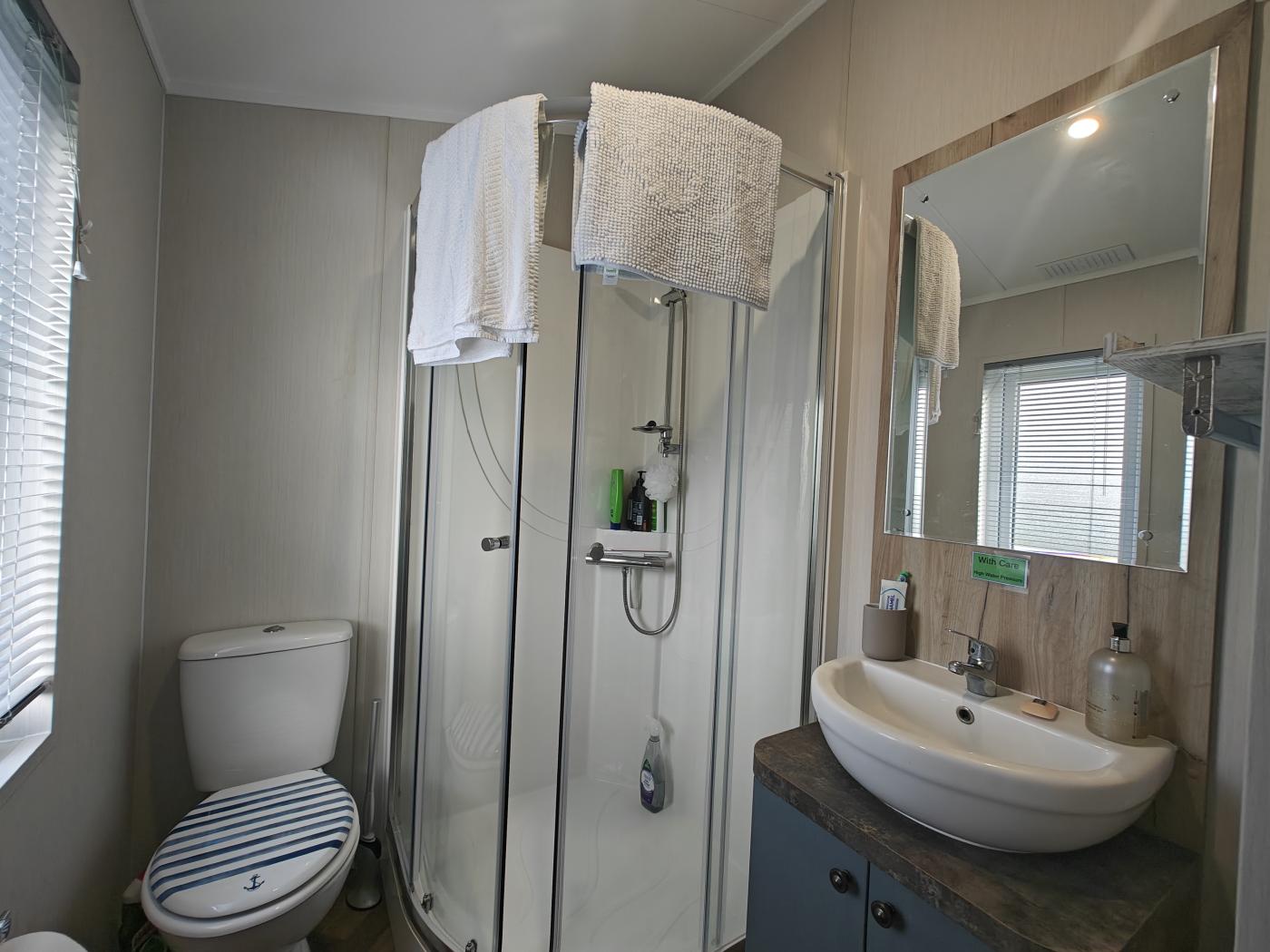 2 Bedroom Lodge in Upton - Dog Friendly Holiday Cottage in Upton, South ...