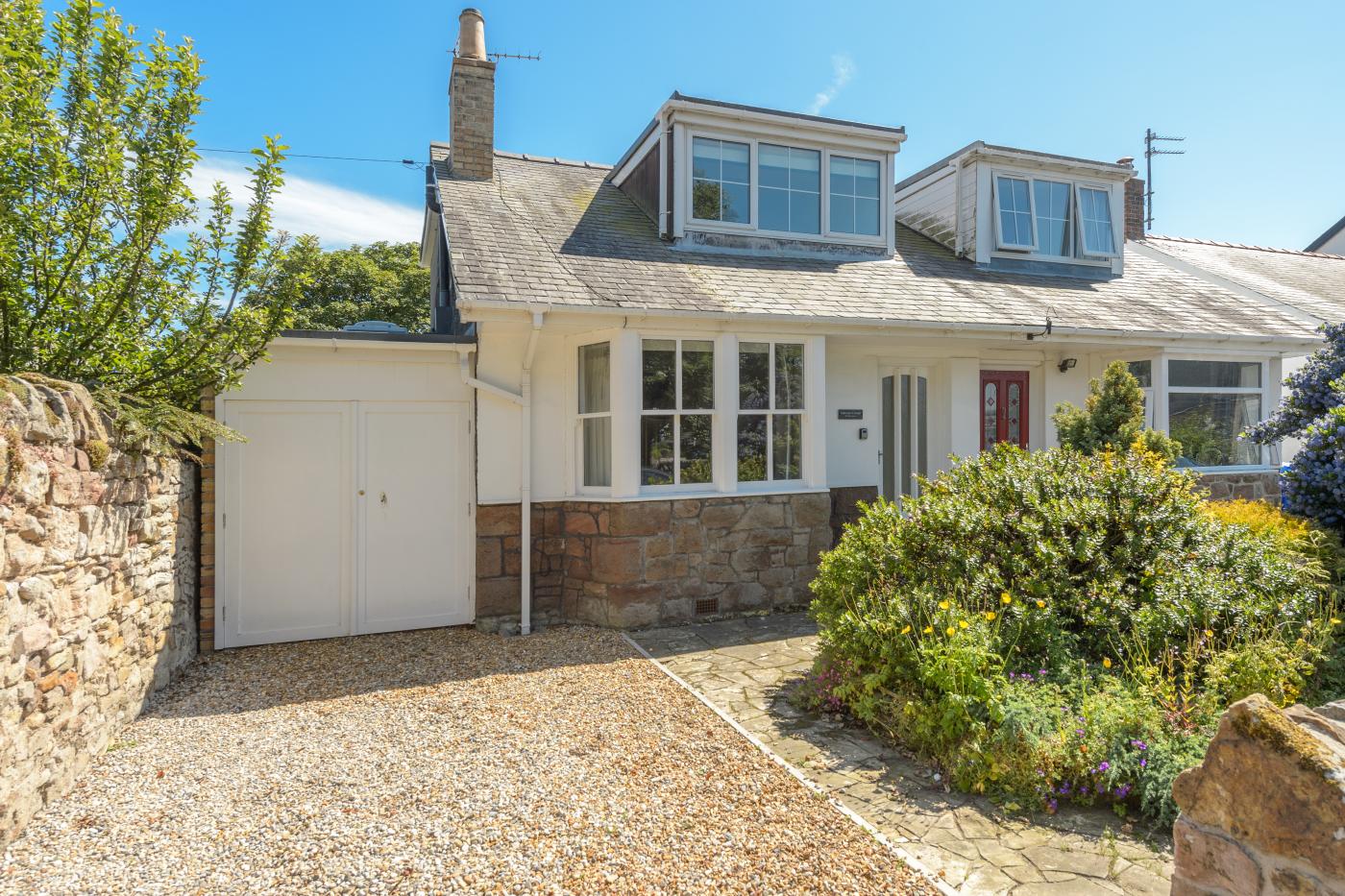 2 Bedroom Cottage in North Sunderland - Dog Friendly Holiday Cottage in ...