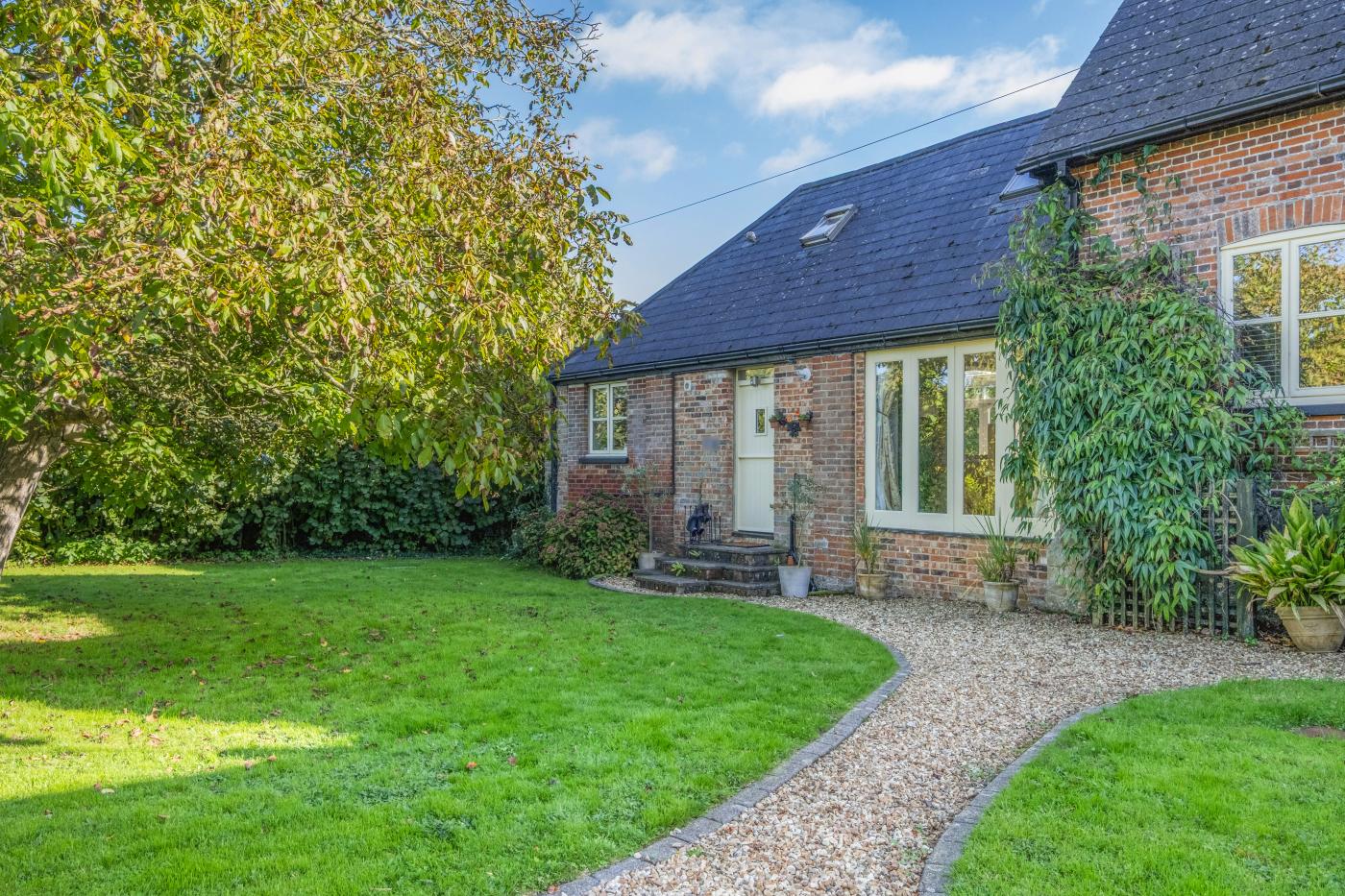 3 Bedroom House in Upton - Dog Friendly Holiday Cottage in Upton, South ...
