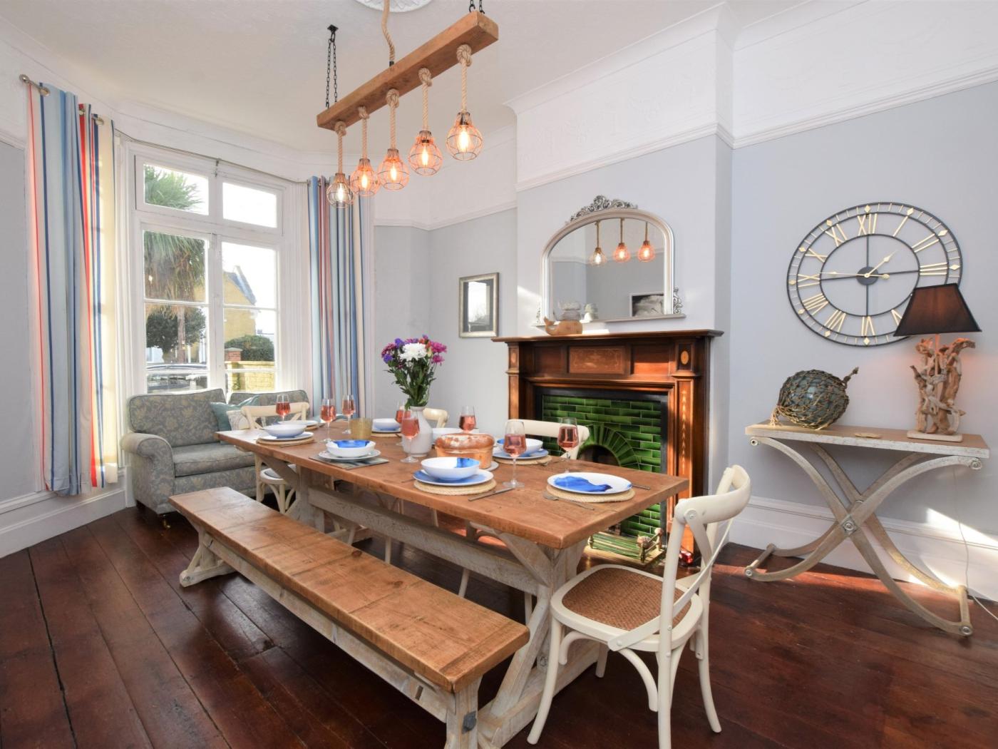 4 Bedroom Cottage in East Cowes - Dog Friendly Holiday Cottage in East ...